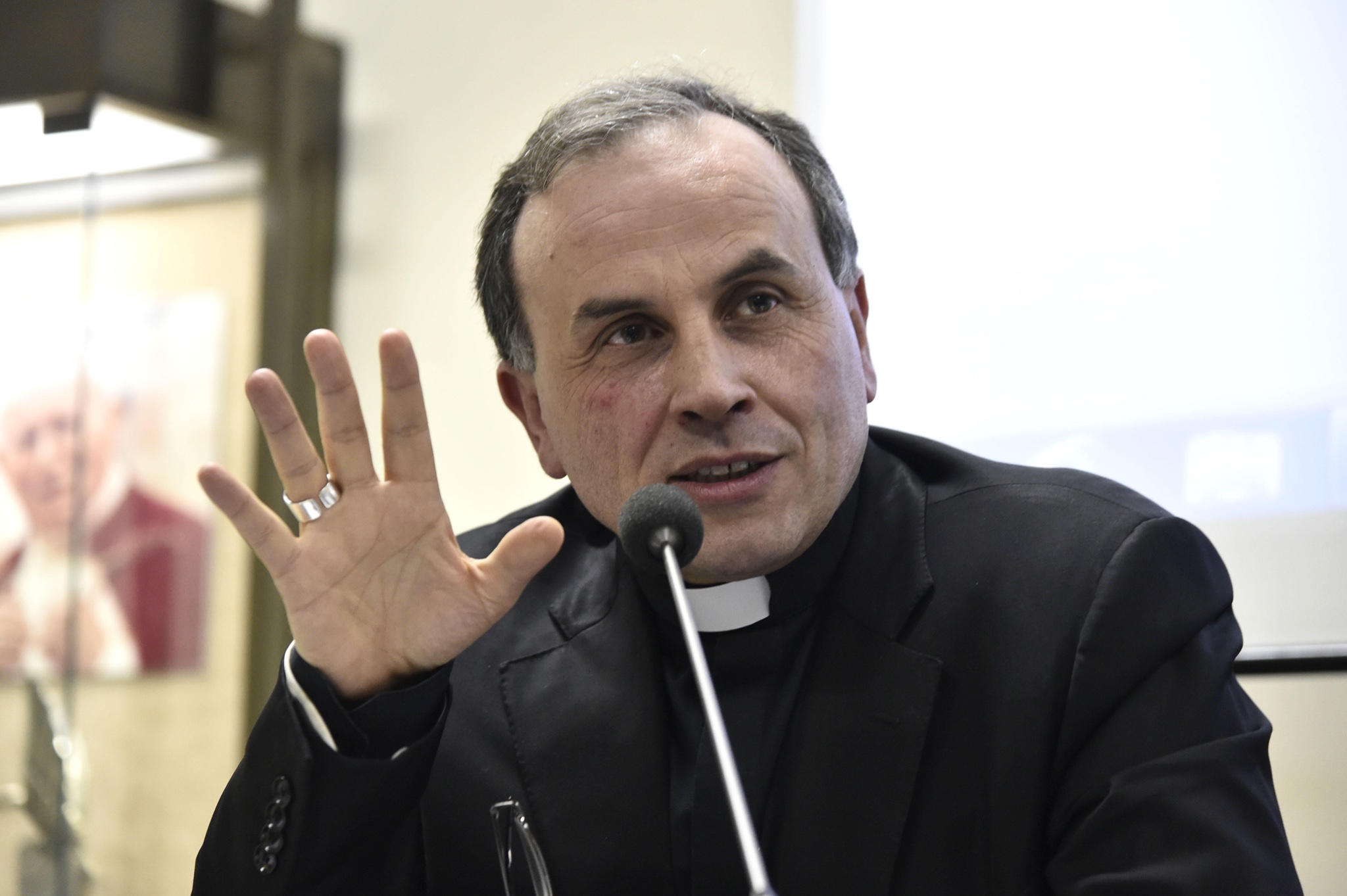 È il primo giorno da nuovo vescovo di Verona di Domenico Pompili