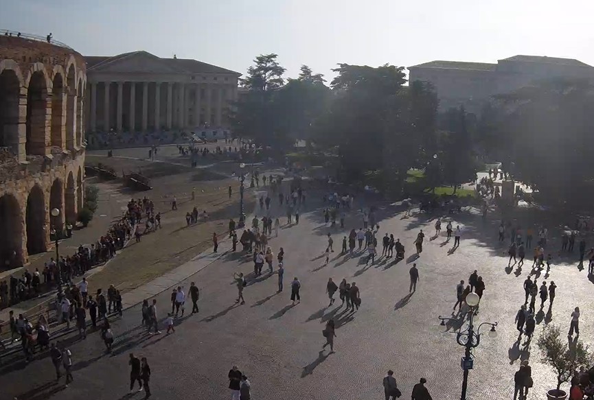 Verona, terzo giorno da tutto esaurito: parcheggi pieni, strade chiuse