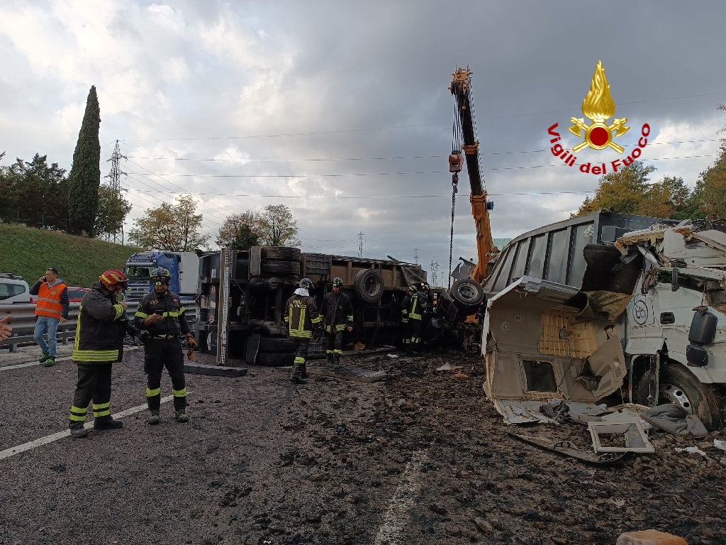 Camion si ribalta e perde il carico in autostrada: un ferito, traffico in tilt