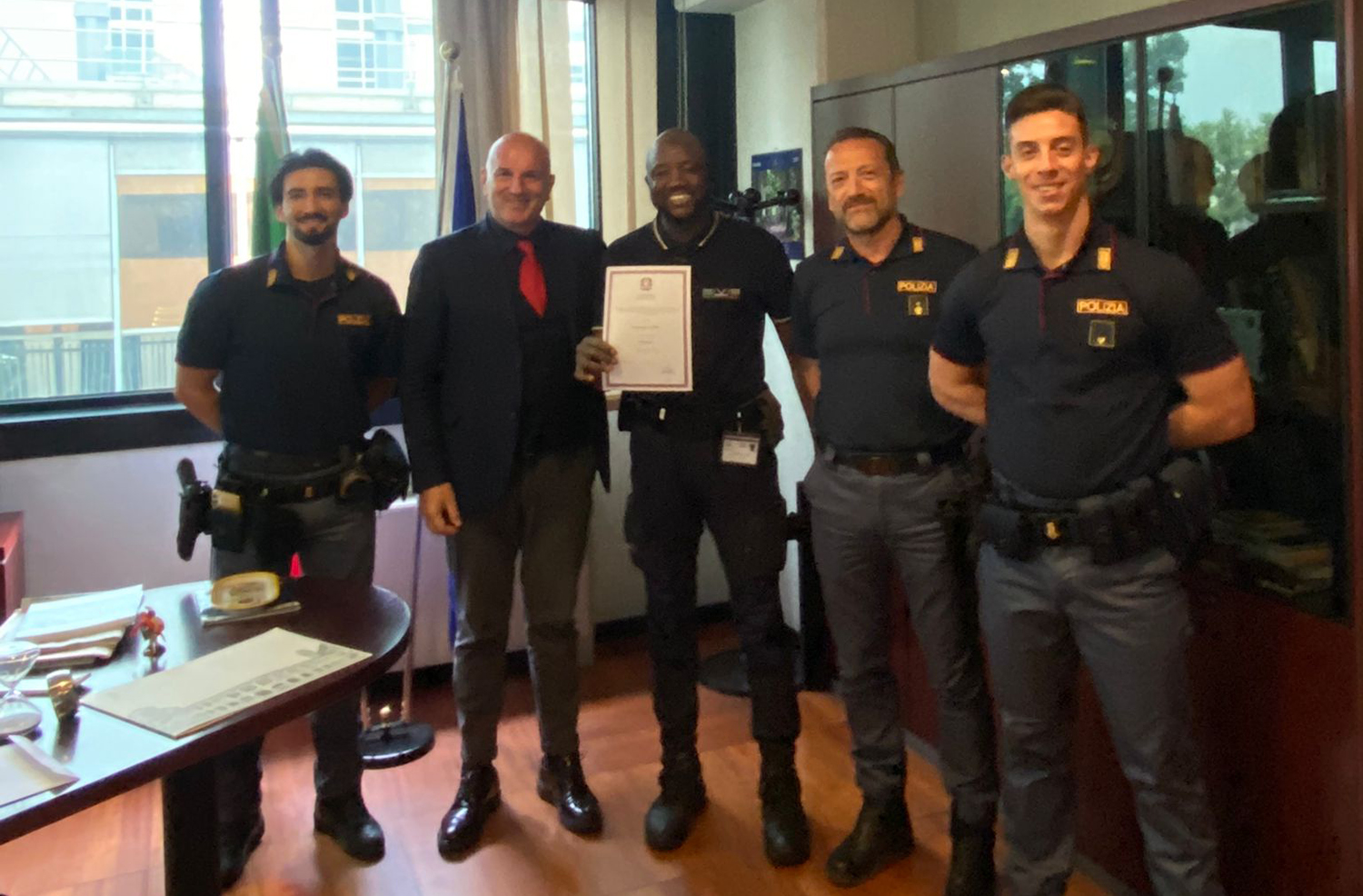 Verona, addetto alla vigilanza sventa rapina al supermercato: premiato