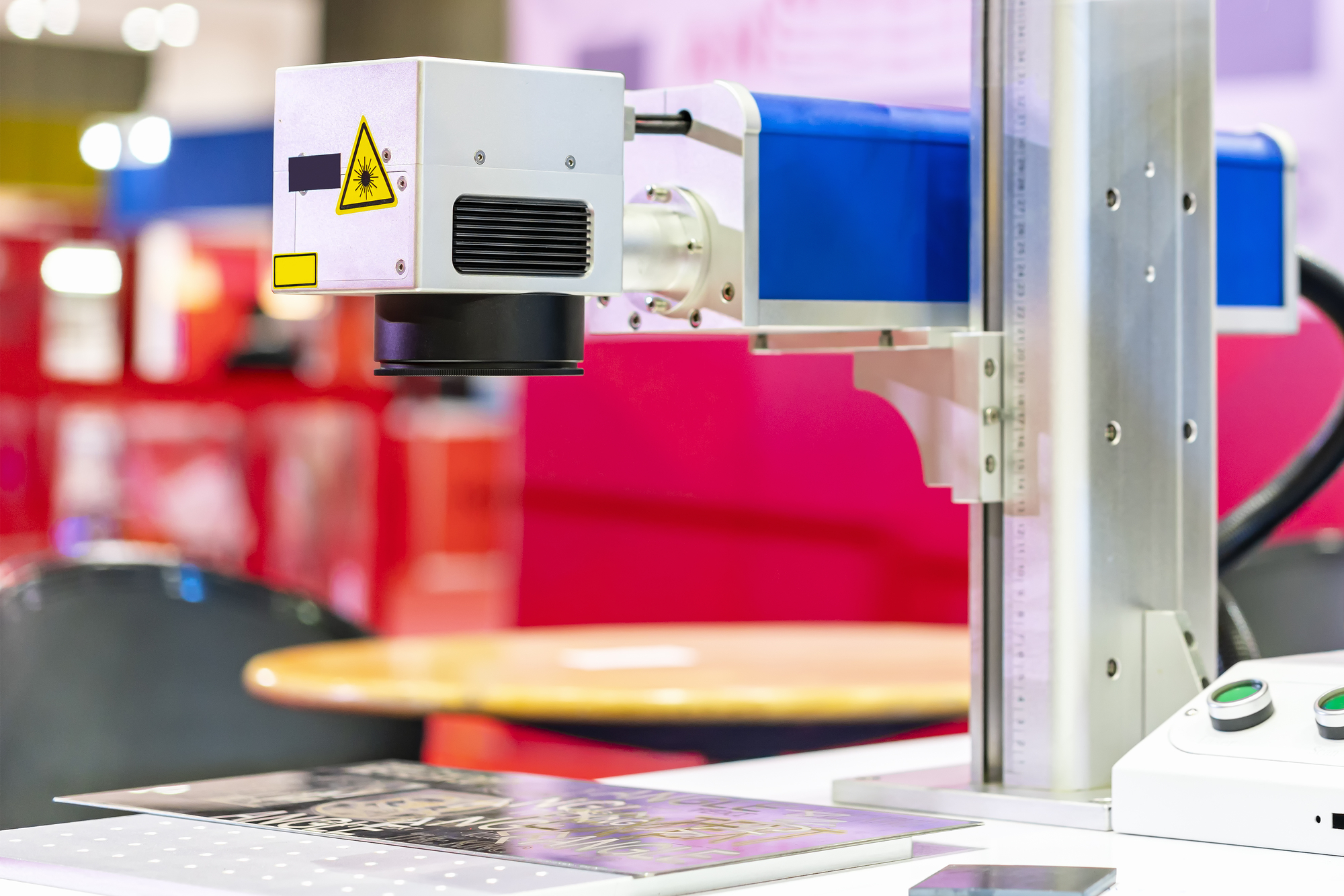 Come le aziende utilizzano i Laser per sconfiggere la contraffazione