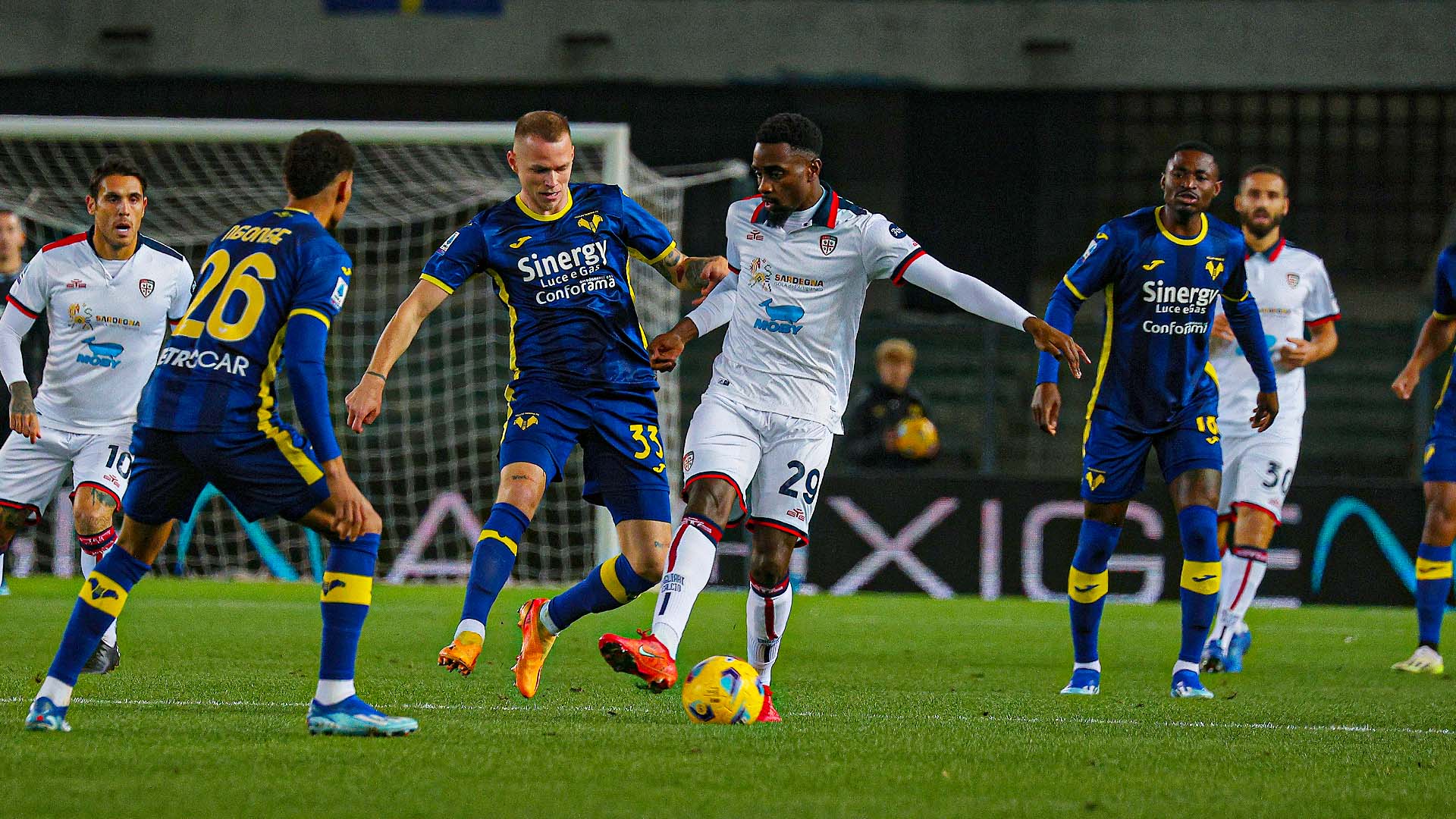 Ngonge e Djuric fanno impazzire il Bentegodi, l'Hellas torna a vincere