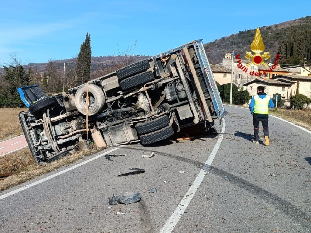 Incidente con due auto sulla provinciale, camion si ribalta: due feriti