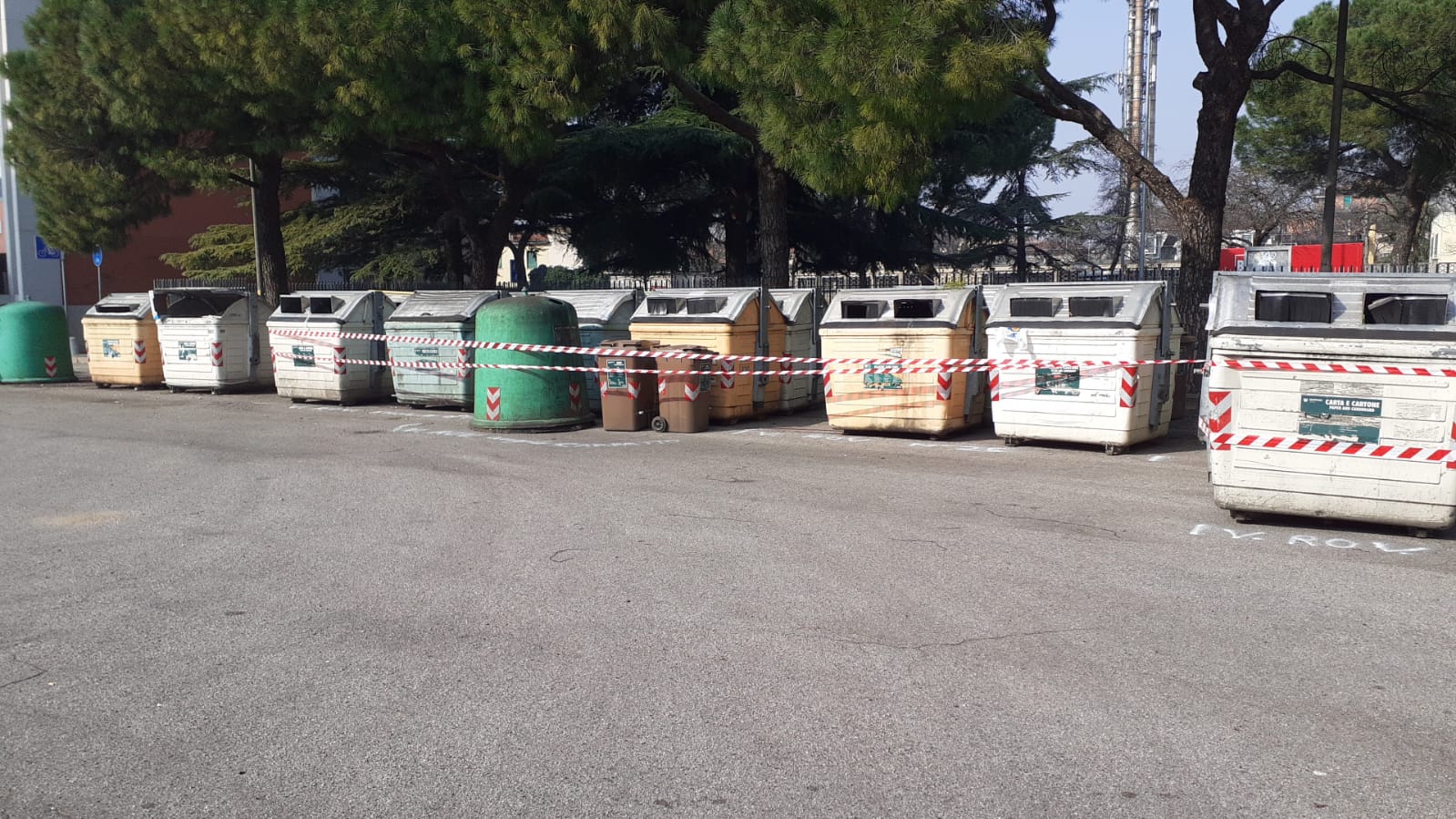 Verona, proteste contro Eos in zona fiera: decine di cassonetti rimossi