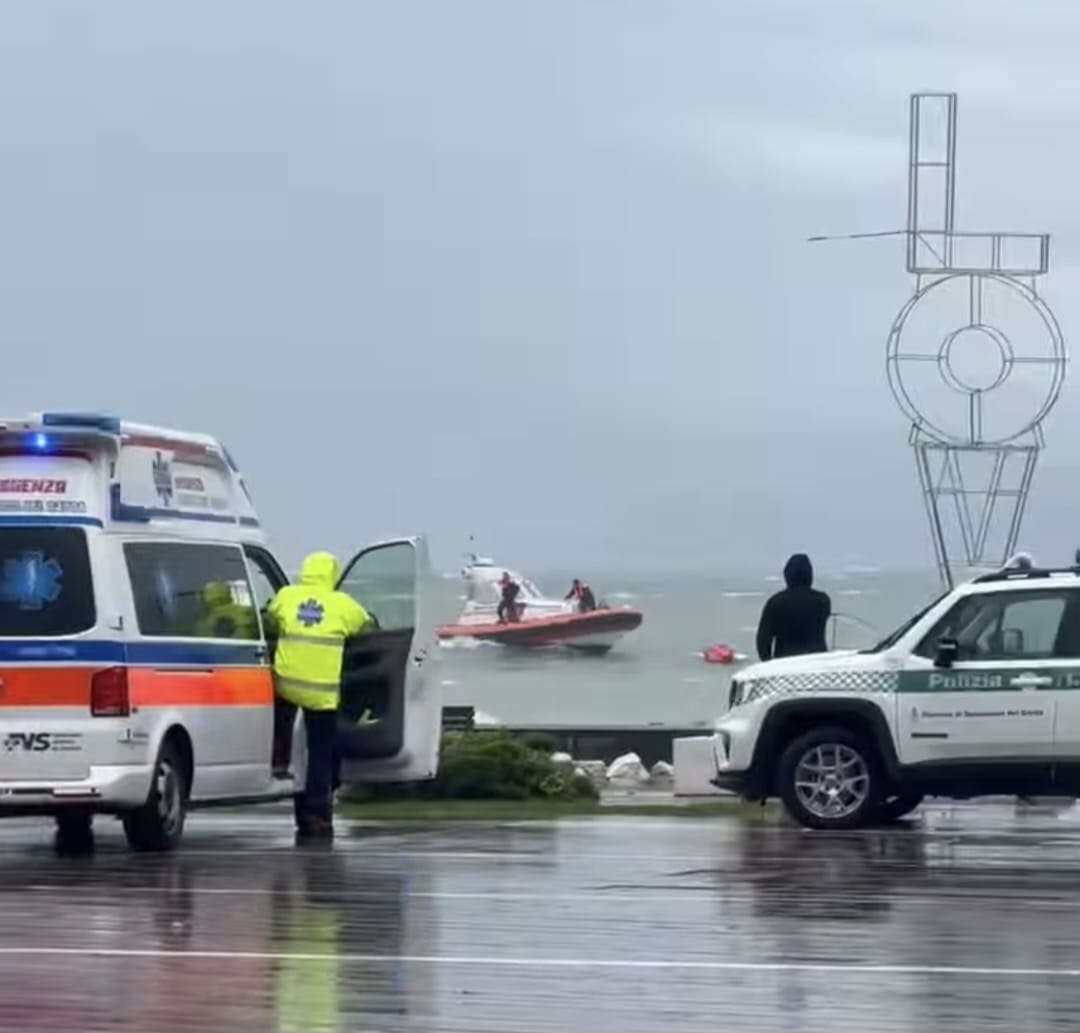 Fa wing foil sul Garda in mezzo alla burrasca, salvato 66enne