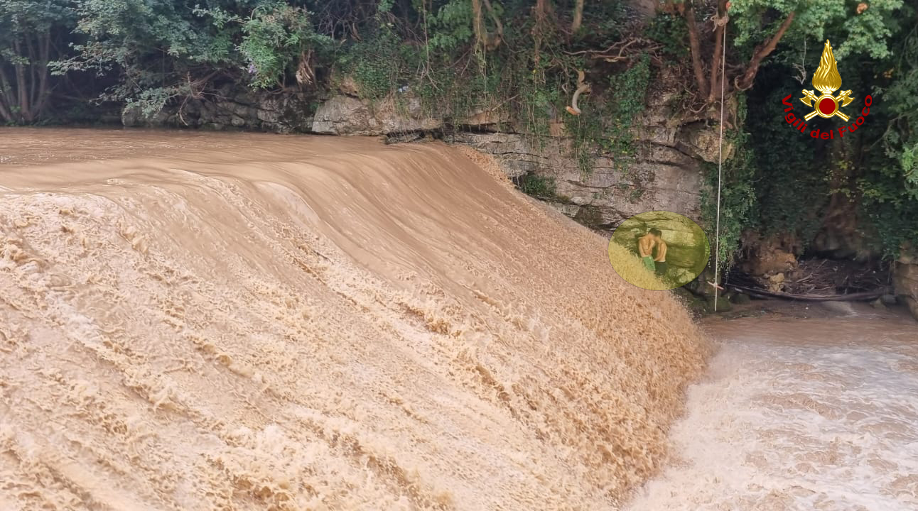 Ragazzi sorpresi dalla piena del torrente: salvati dai vigili del fuoco