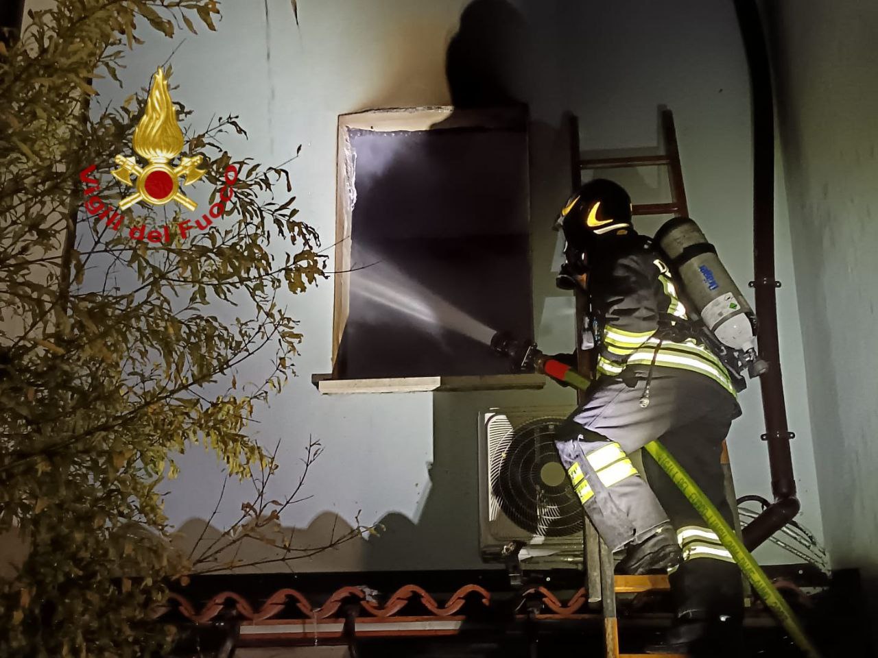 Incendio nella notte a Zimella: va a fuoco e crolla una casa