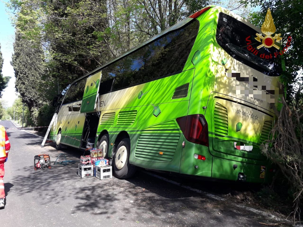 Paura sul Garda, bus con 51 passeggeri fuori strada