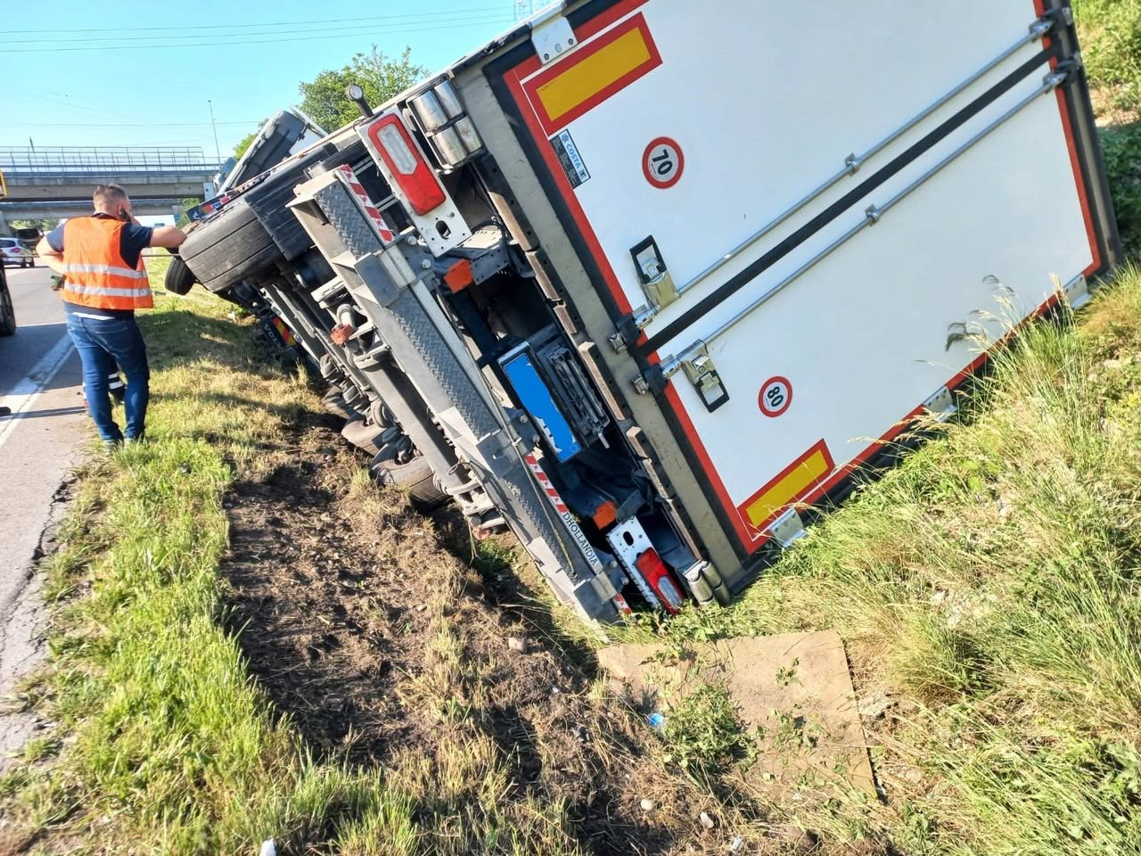Camion si ribalta sulla Sr 62: ferito l'autista, traffico in tilt