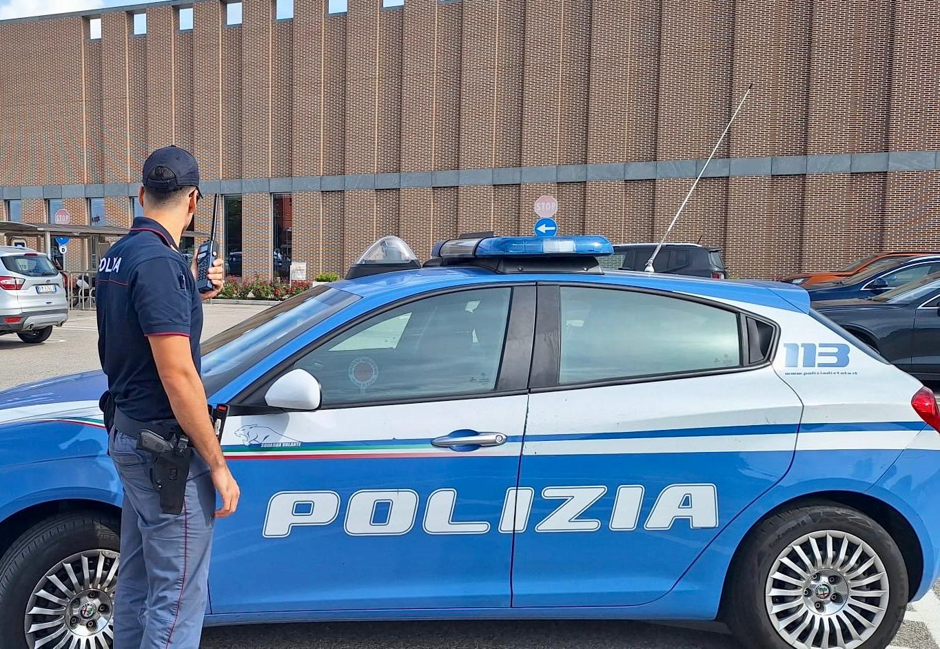Ruba generi alimentari al supermercato, arrestato per rapina