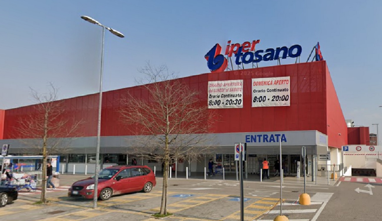 Furto all'Iper Tosano, nello zaino ha 7 bottiglie di Moët & Chandon